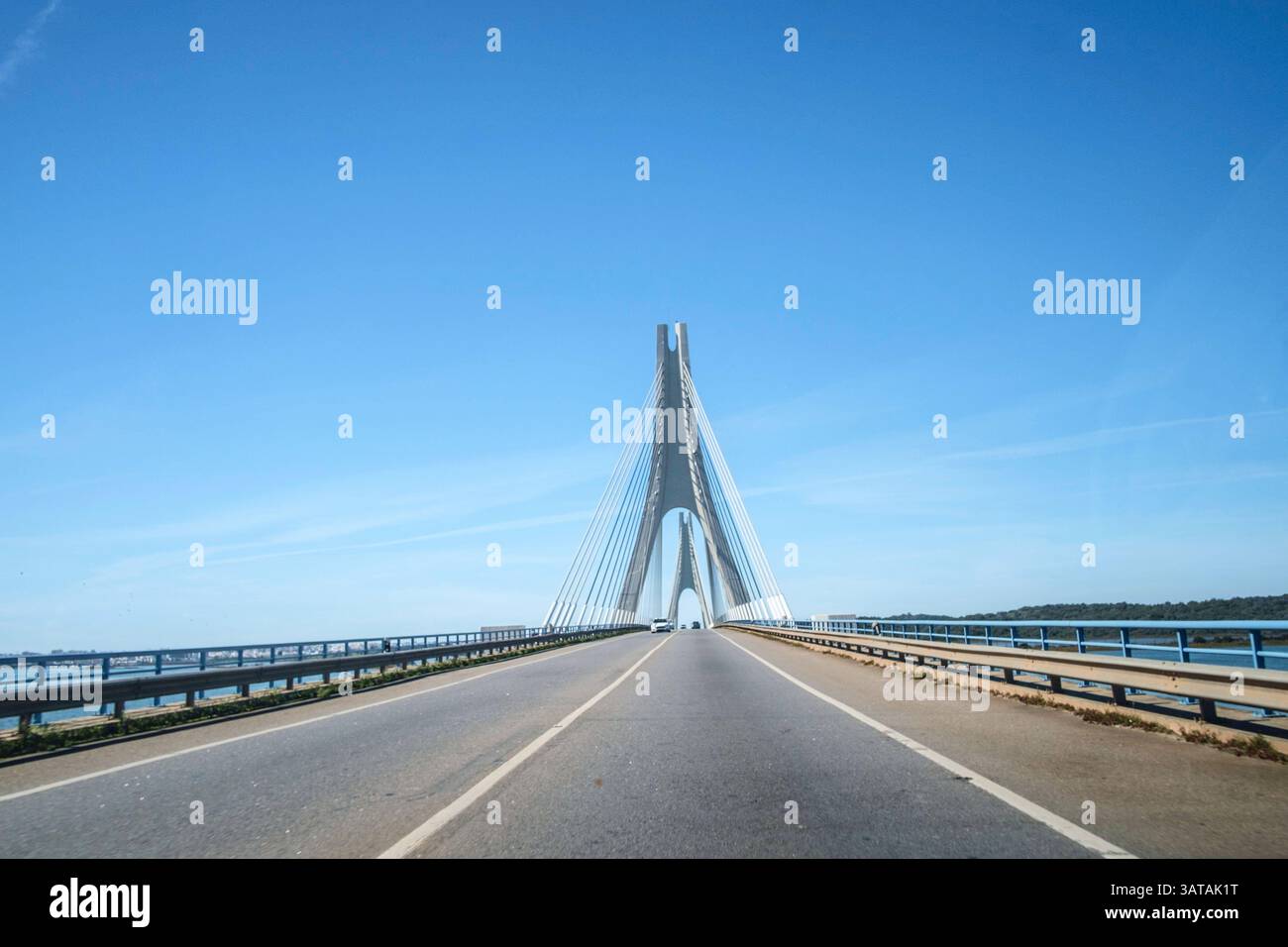 Fahrt über die Arade-Brücke an der Estrada Nacional 125 in Portimao in ...