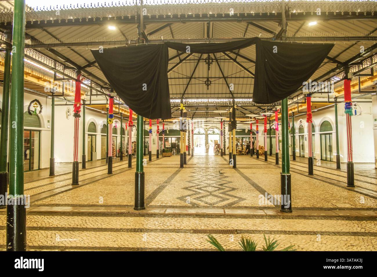 Blick in die Markthalle von Tavira, Algarve, Portugal Blick in die ...