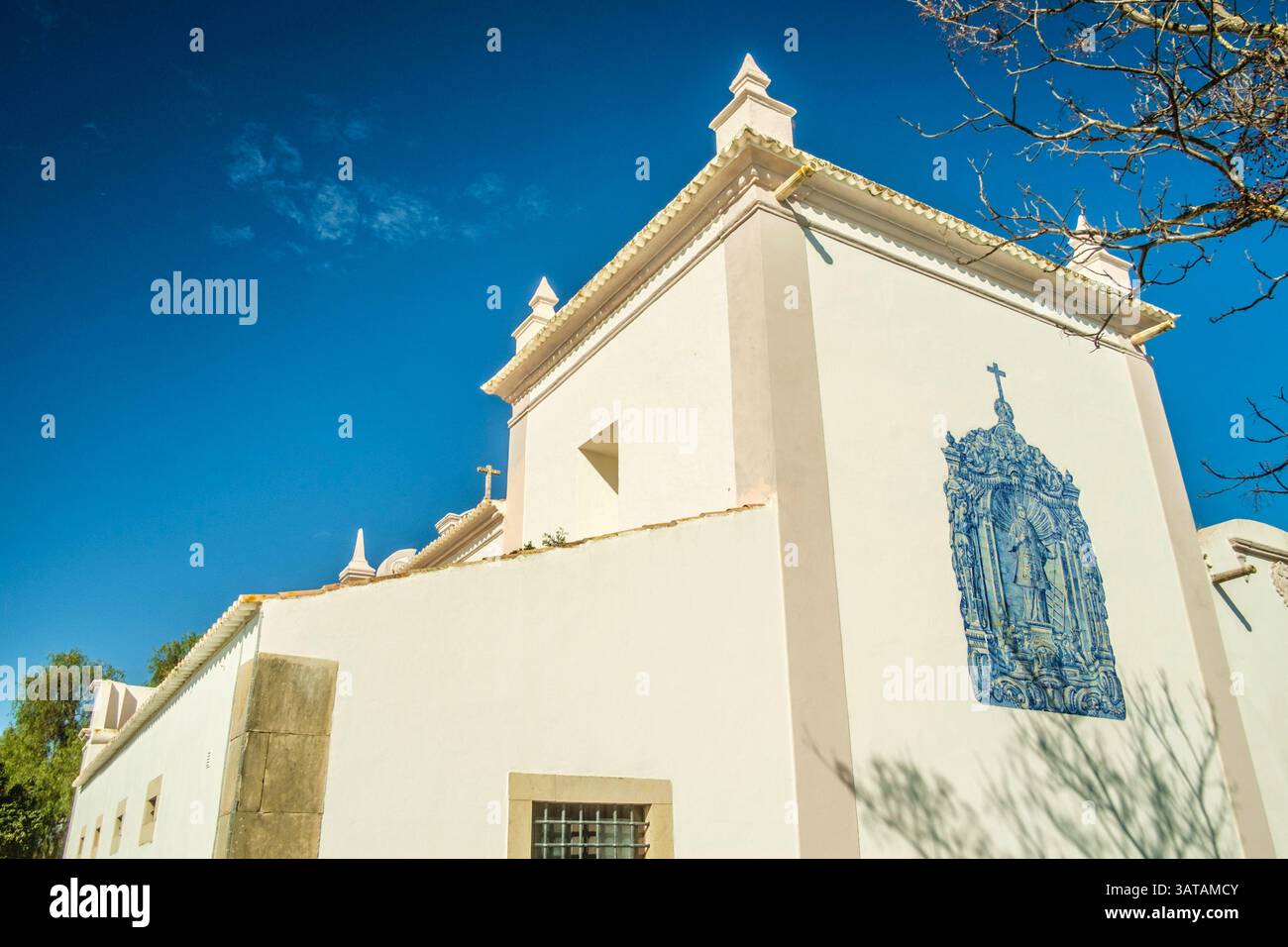 Die Kirche Igreja de Sao Lourenco de Almancil ist im Inneren mit ...