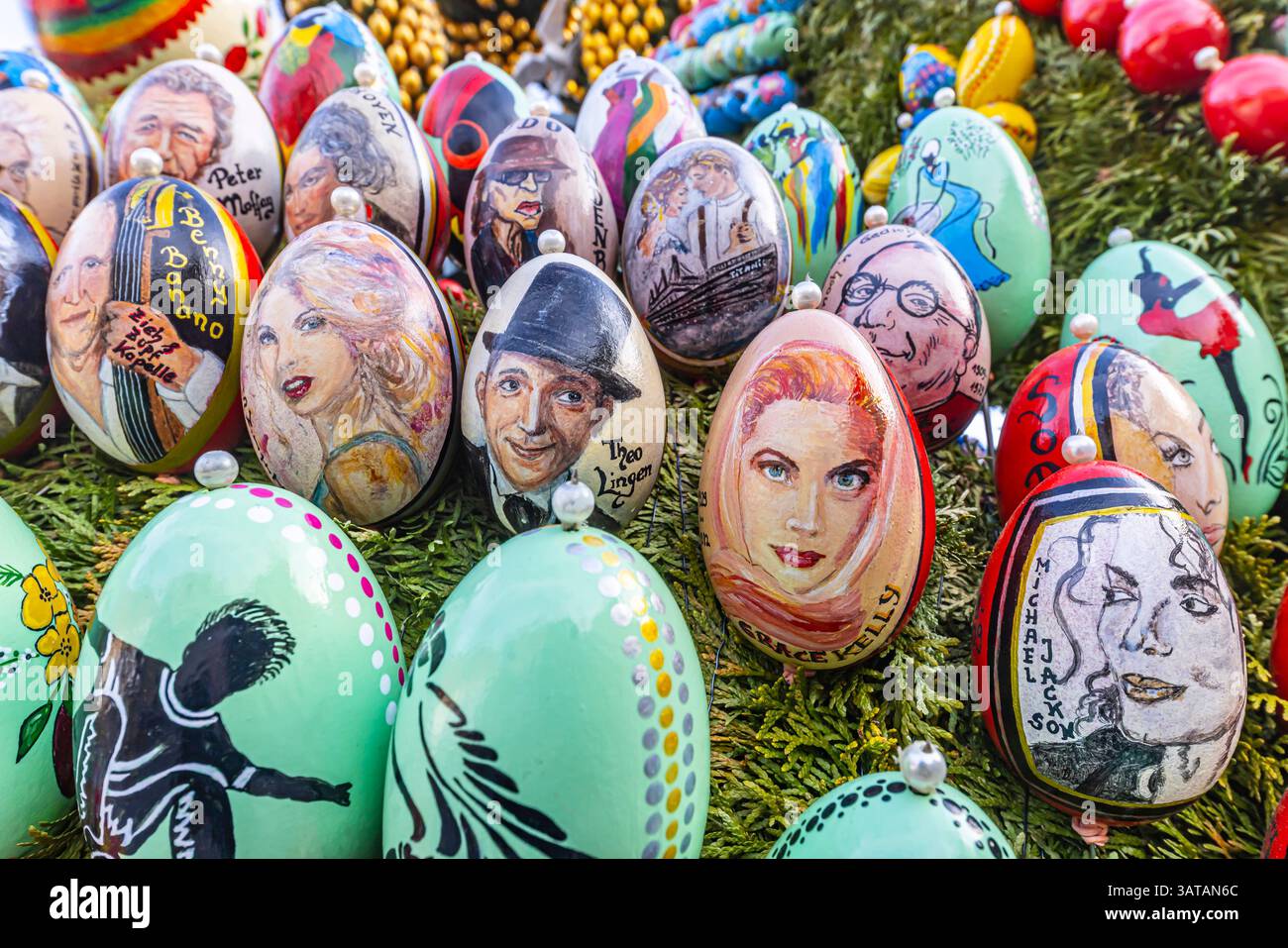 Rund 13.000 handbemalte Eier zählt der Osterbrunnen in Schechingen im ...