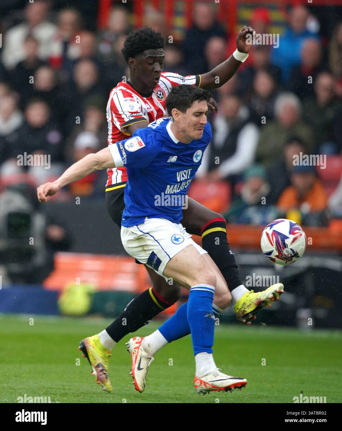 Sheffield United's Jesuran Rak-Sakyi and Cardiff City's Alex Robertson ...