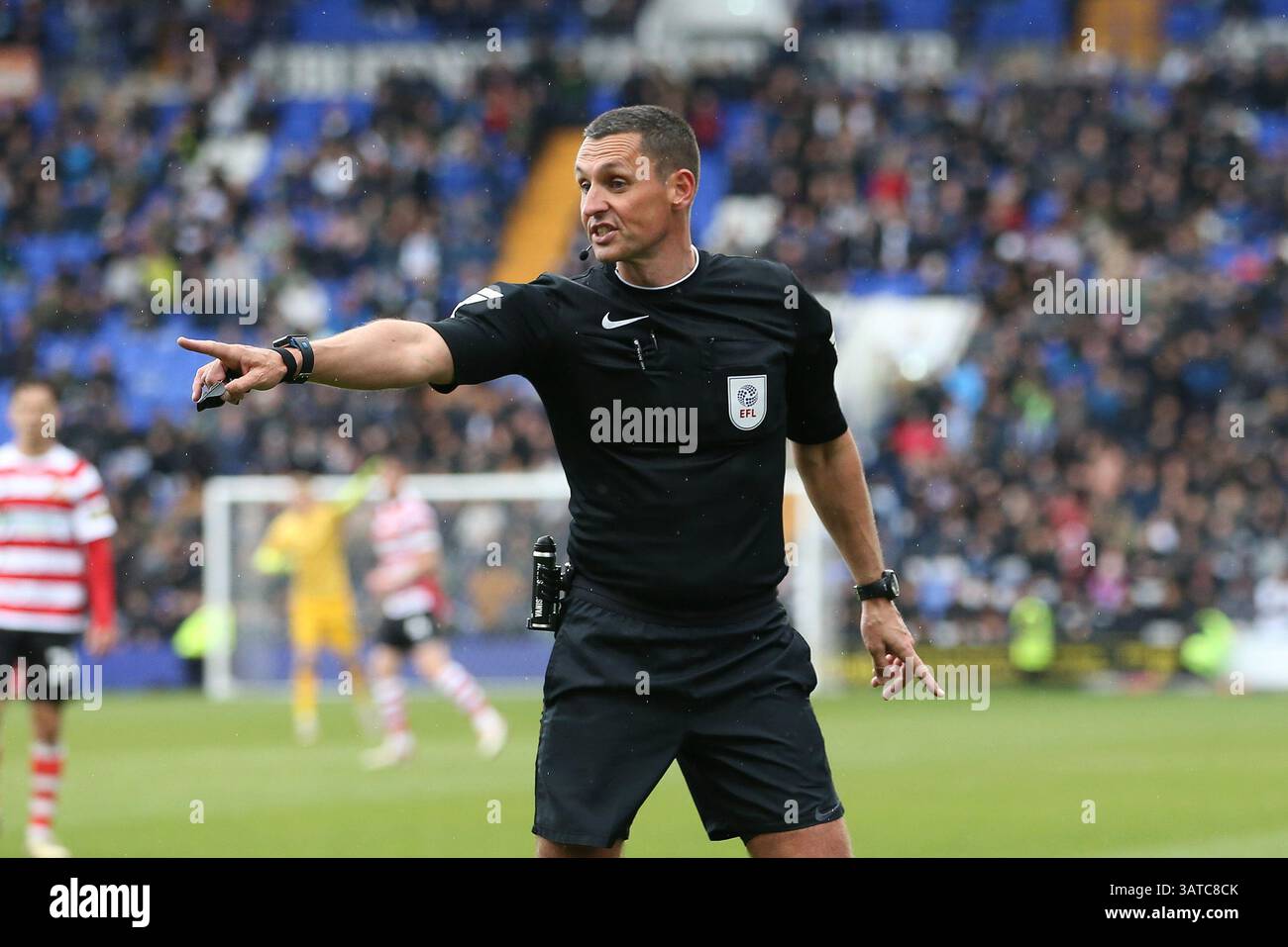Referee scott tallis hi-res stock photography and images - Alamy