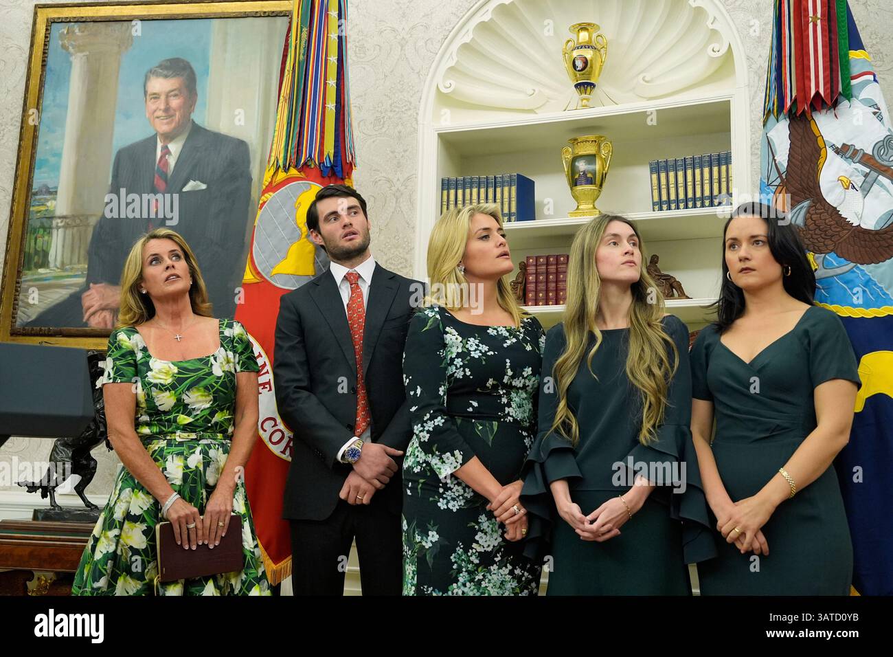 Family members of Dr. Mehmet Oz, from left, wife Lisa Oz, and children Oliver Oz, Daphne Oz, Zoe ...