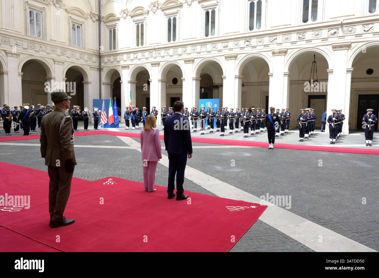 Giorgia Meloni und JD Vance beim Empfang des US-Vizepräsidenten im ...