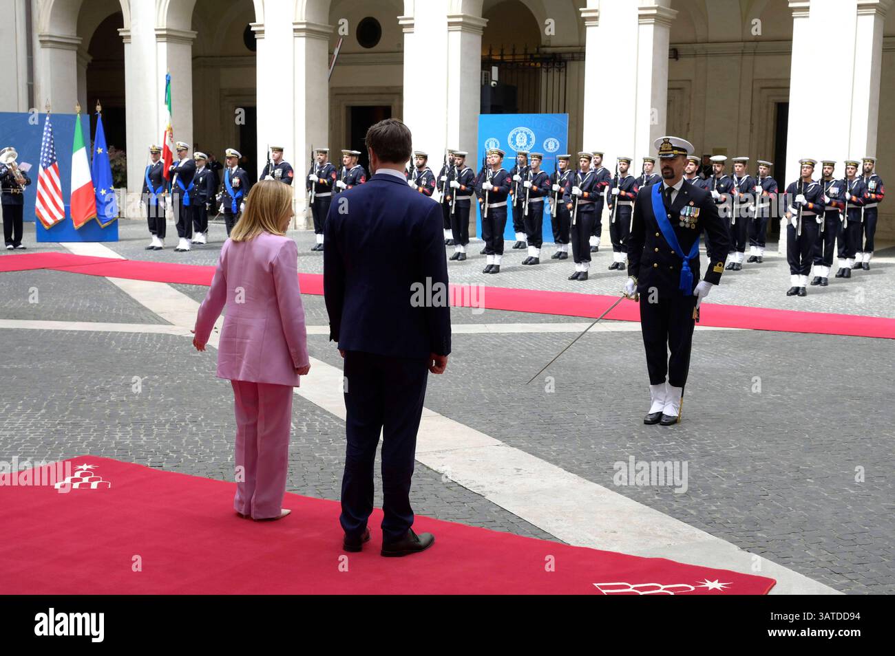 Giorgia Meloni und JD Vance beim Empfang des US-Vizepräsidenten im ...