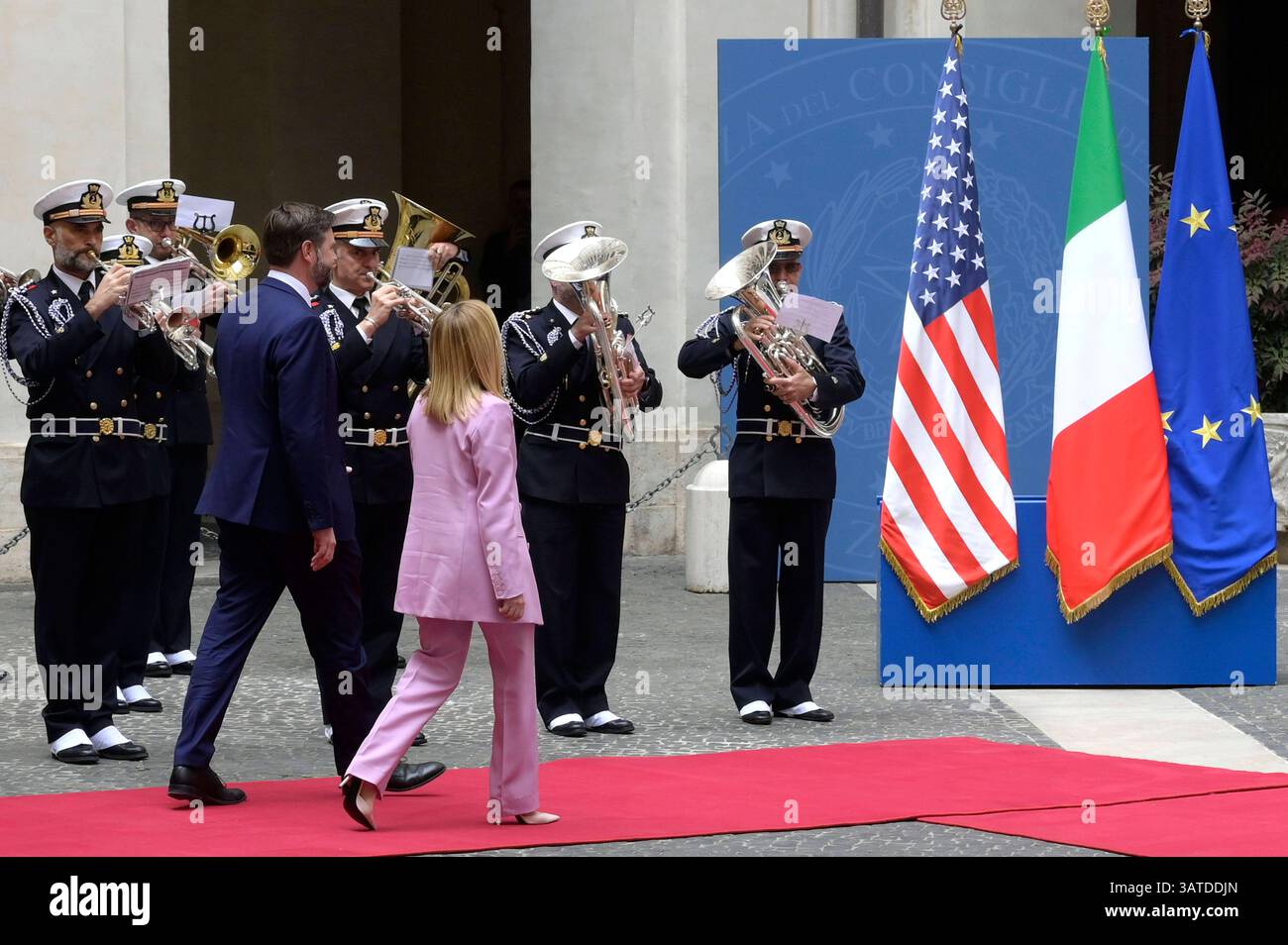 JD Vance und Giorgia Meloni beim Empfang des US-Vizepräsidenten im ...