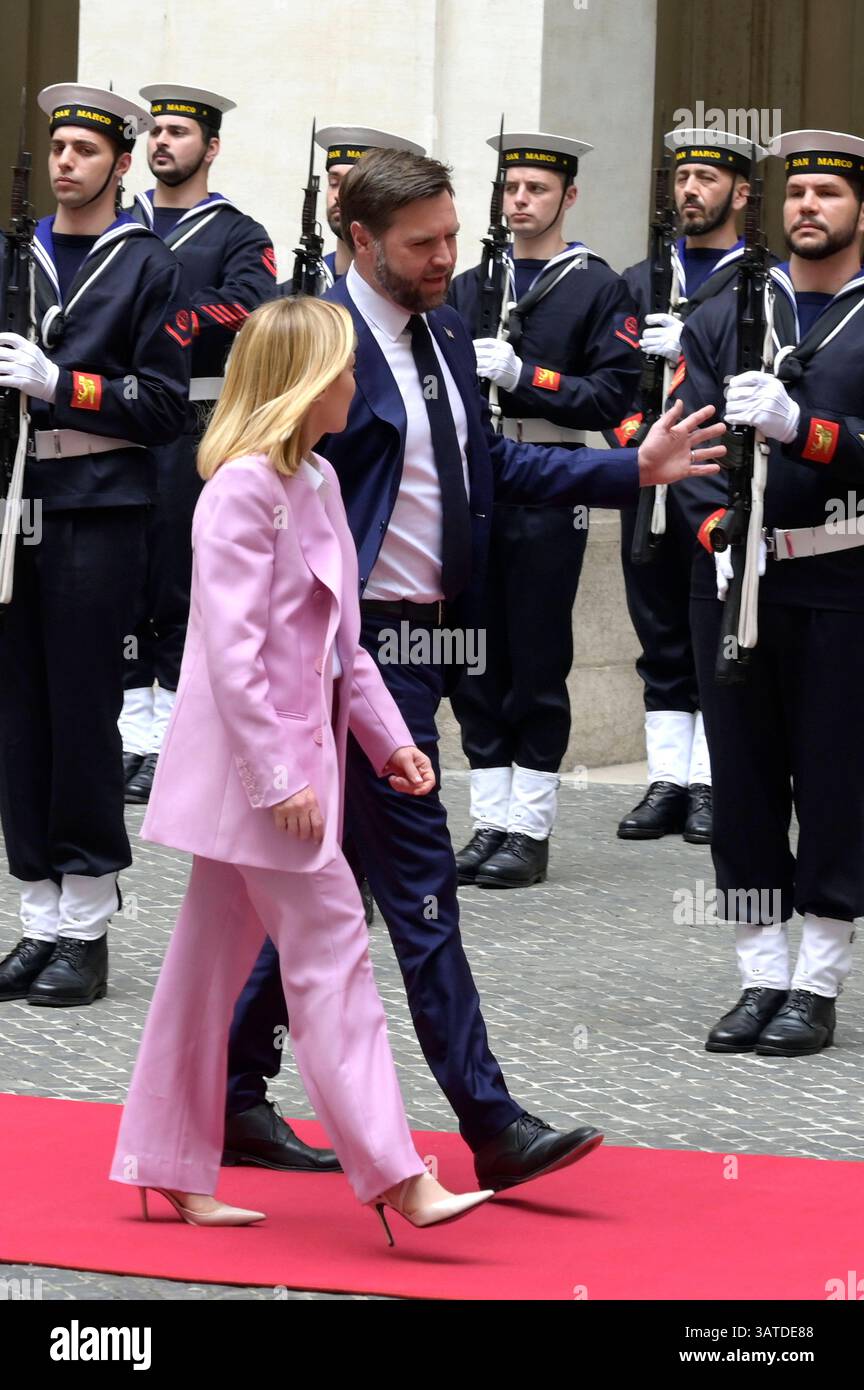 Giorgia Meloni und JD Vance beim Empfang des US-Vizepräsidenten im ...