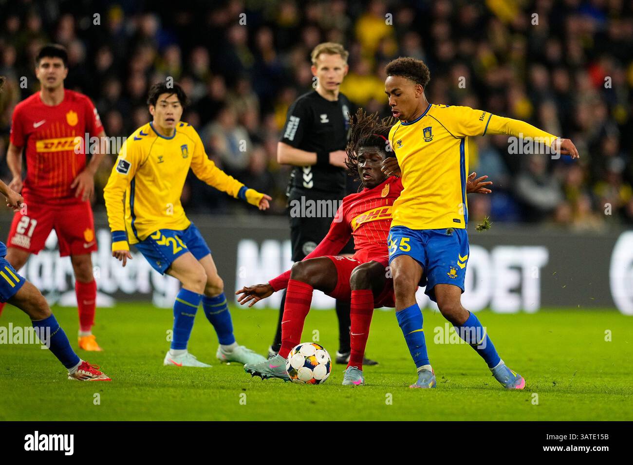 Broendby, Denmark. 18th Apr, 2025. Superligakampen mellem Broendby IF ...
