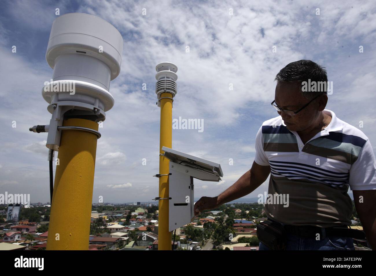 Oct. 8, 2013 - Davao, Philippines - Filipino Weather Forecaster ...