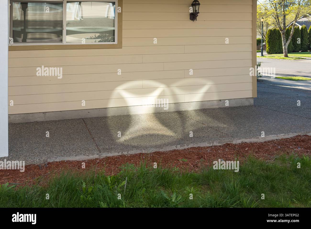 Unusual Reflections on a wall and concrete walkway Stock Photo - Alamy
