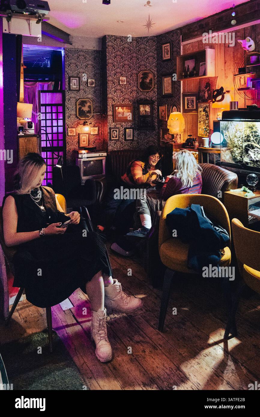 Interior of retrofuturistic Japanese cyberpunk London Night Cafe ...