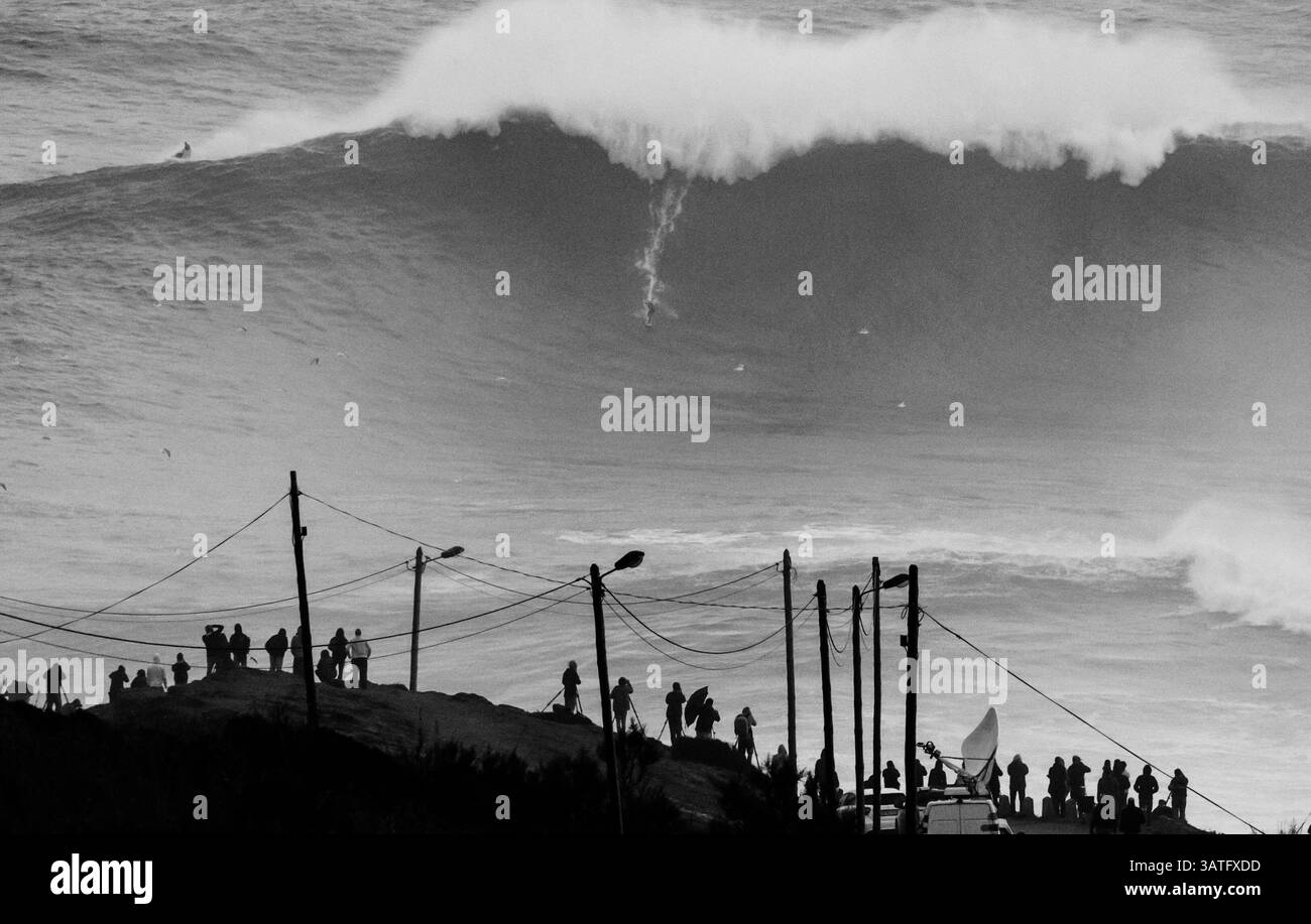 Nazare wave andrew cotton Black and White Stock Photos & Images - Alamy