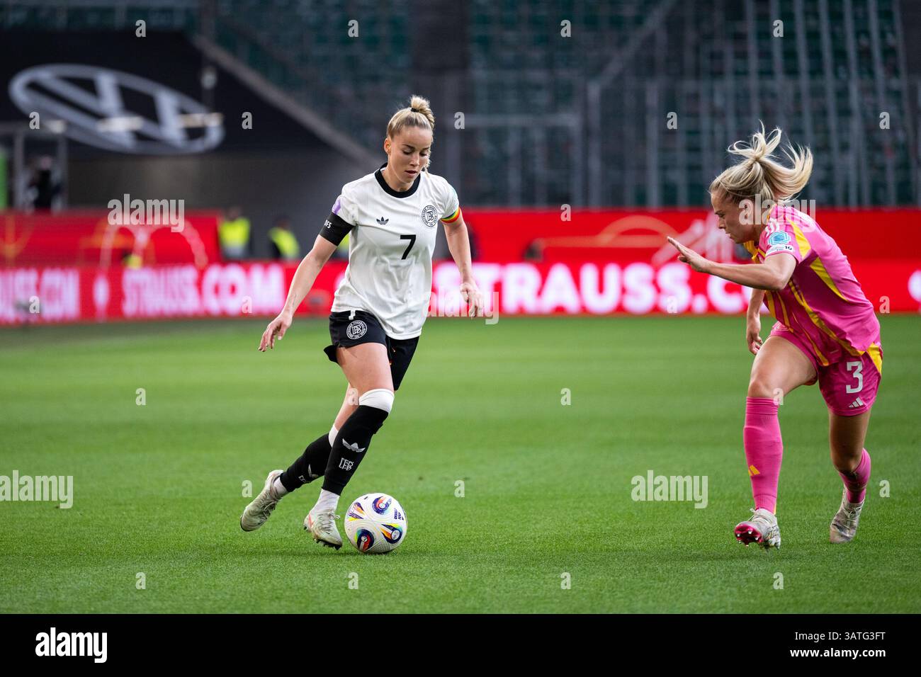 Giulia Gwinn (Deutschland, #07) im Zweikampf mit Amy Muir (Schottland ...