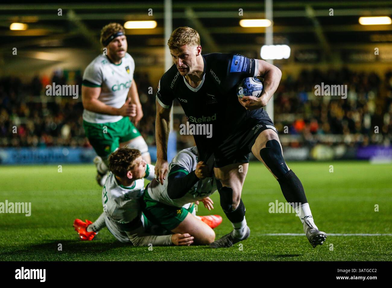 Alex Hearle of Newcastle Falcons scores during the second half to make ...