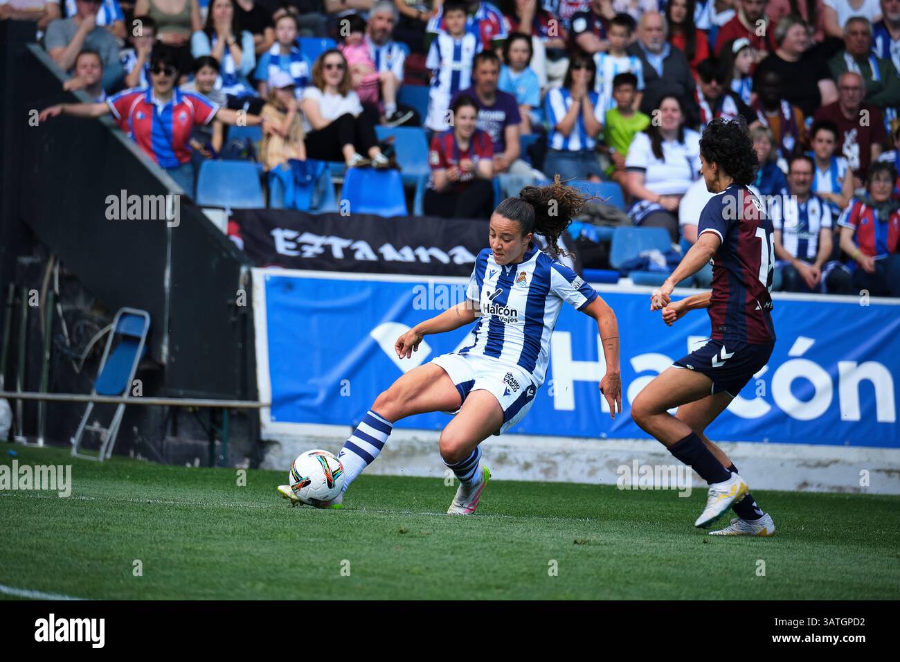 Zubieta, Gipuzkoa, Spain - 18th April 2025: Emma Ramírez delivers a ...
