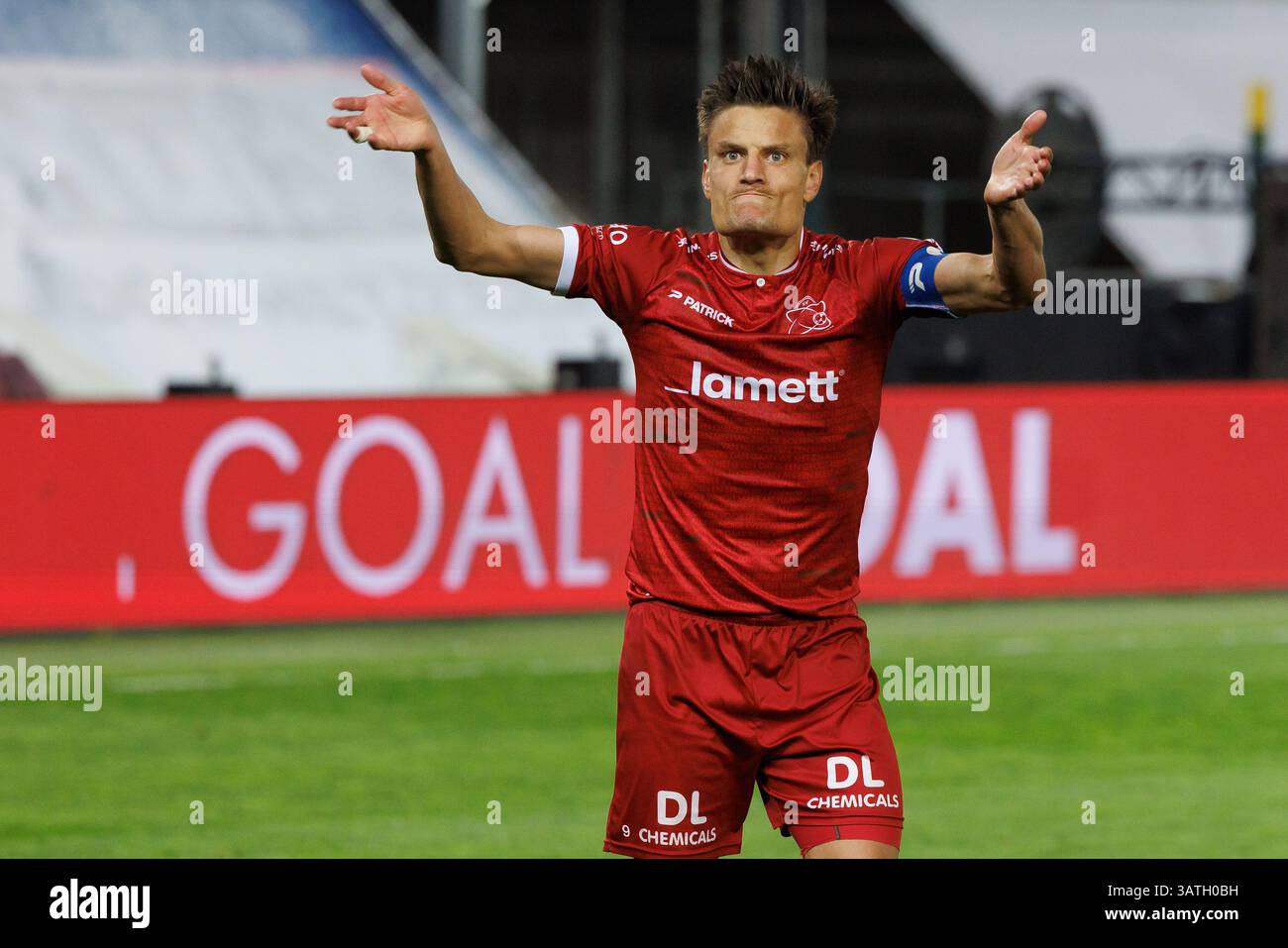 Waregem, Belgium. 18th Apr, 2025. Essevee's Jelle Vossen celebrates ...