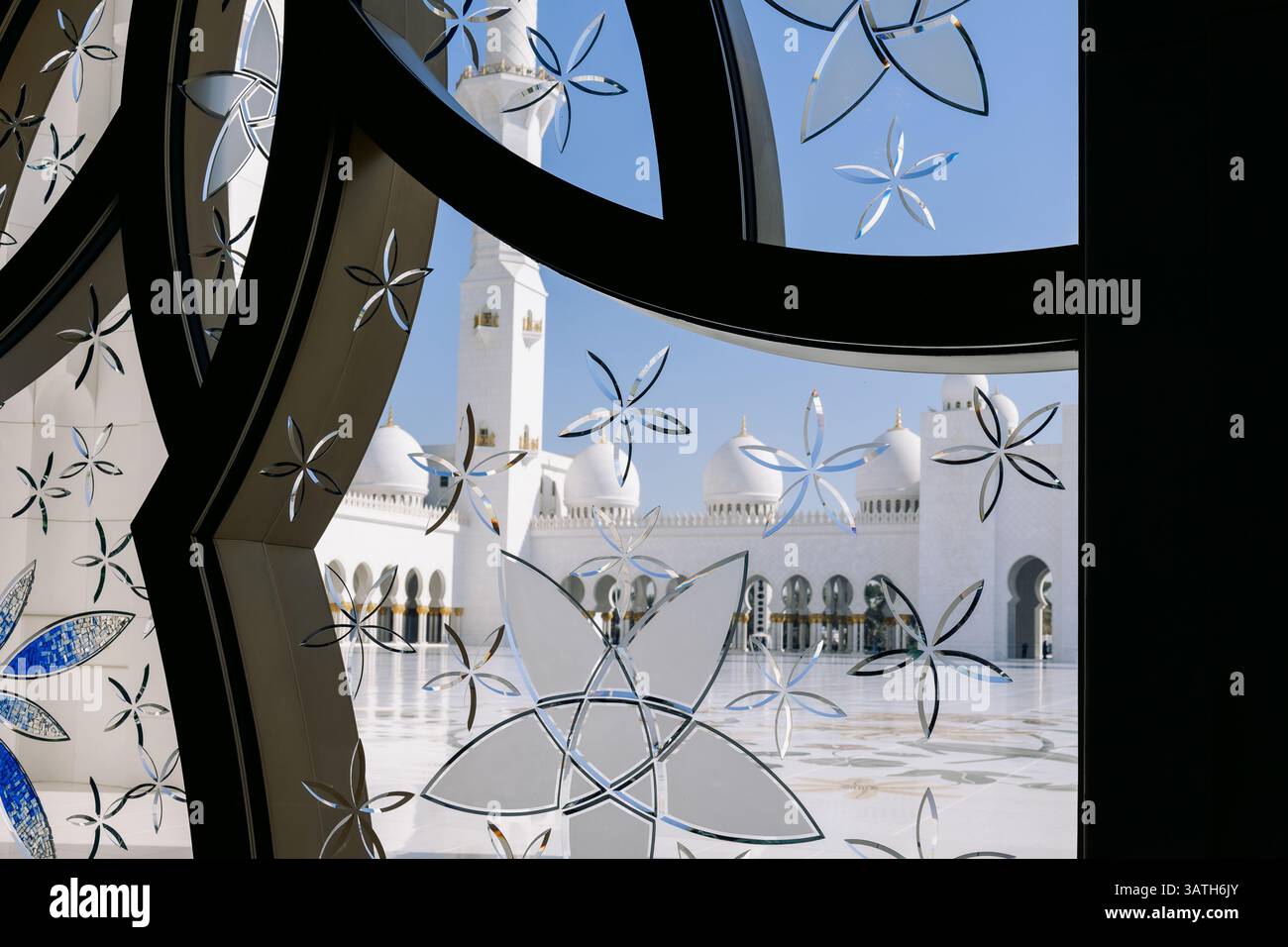 Sheikh Zayed Grand Mosque in Abu Dhabi made of white marble with ...
