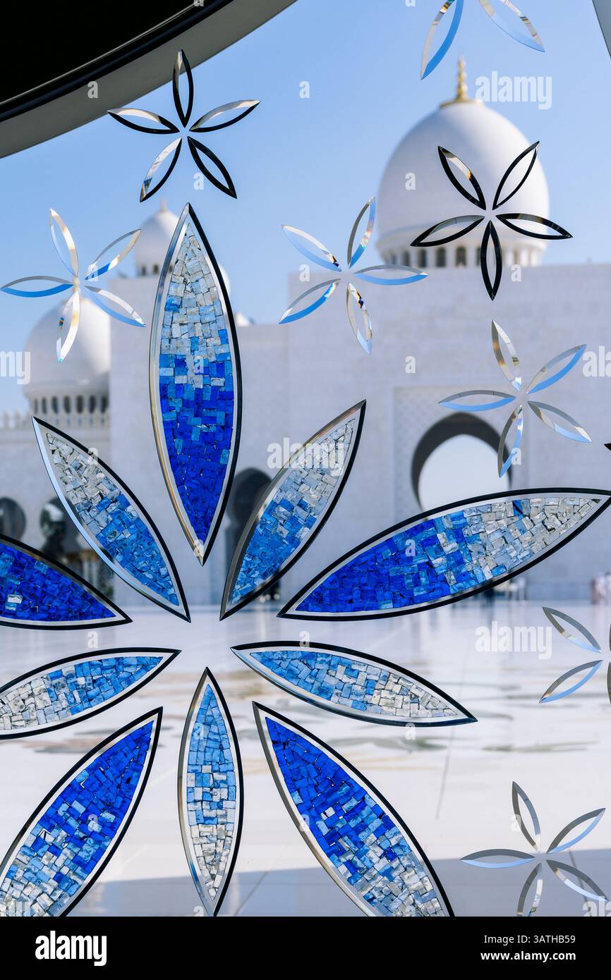 Sheikh Zayed Grand Mosque in Abu Dhabi made of white marble with ...