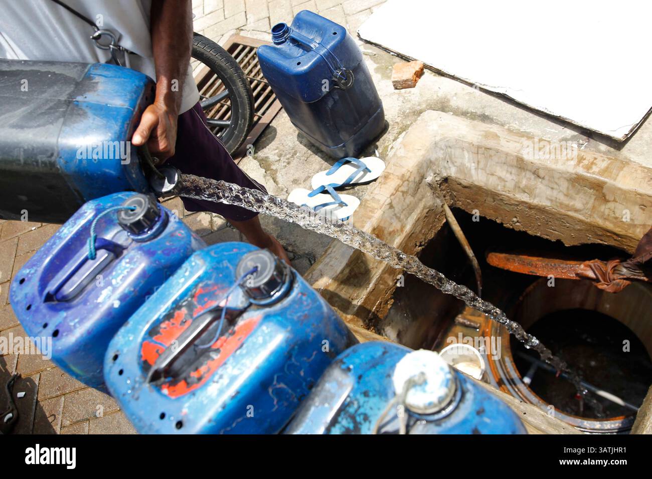 April 10, 2016 - Jakarta, Indonesia - A man fills a clean water to a ...