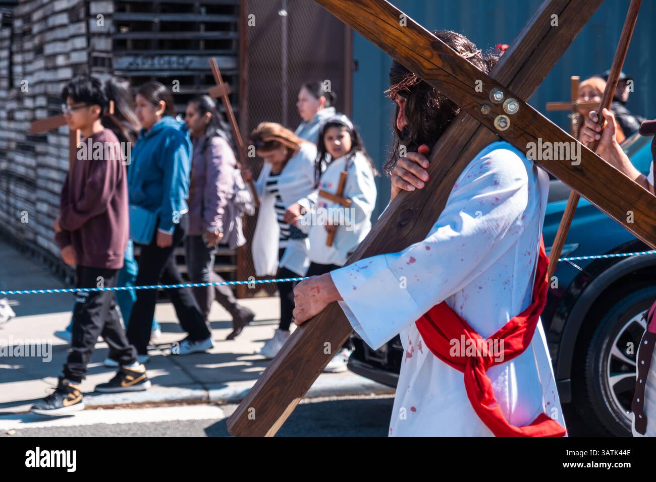 Brooklyn, United States. 18th Apr, 2025. A man depicting Jesus carries ...