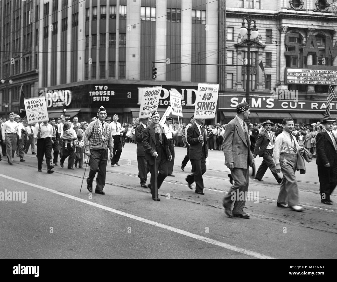 Members of the United Automobile Workers (UAW) of the Congress of ...
