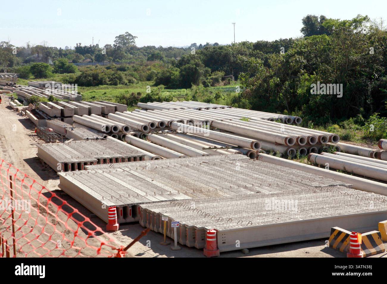 Tubes and plates pre-molded in a patio to be used in heavy roads and ...