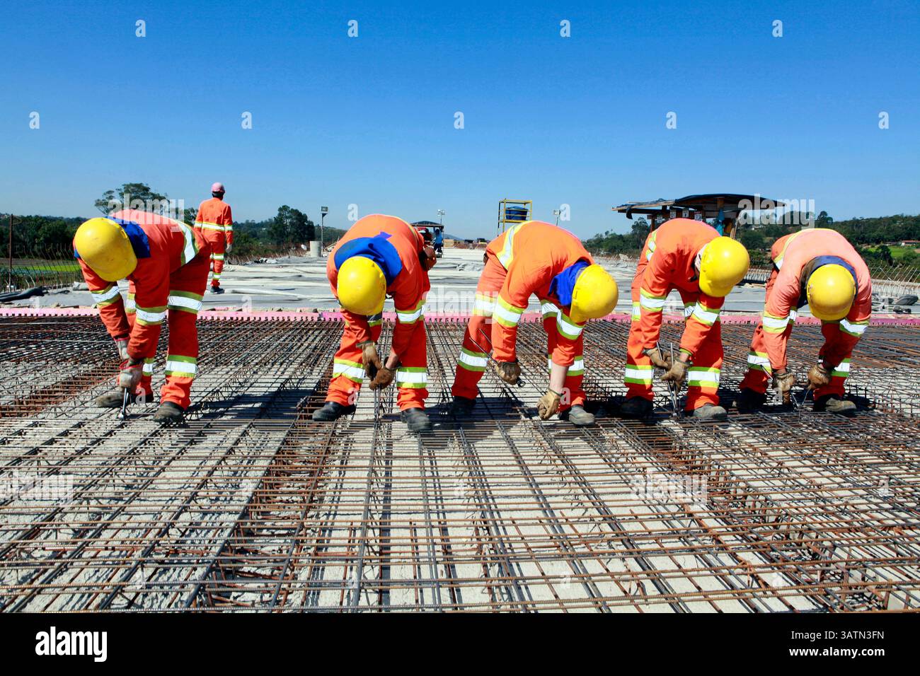 Workers tying steel rebar hi-res stock photography and images - Alamy