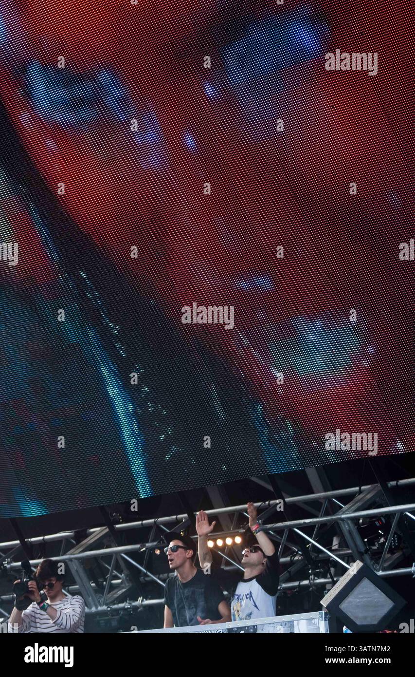 Skrillex perform hi-res stock photography and images - Alamy