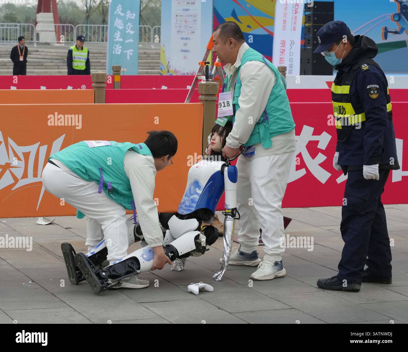 Robot breaks down and retires from Beijing Robot Half Marathon in ...