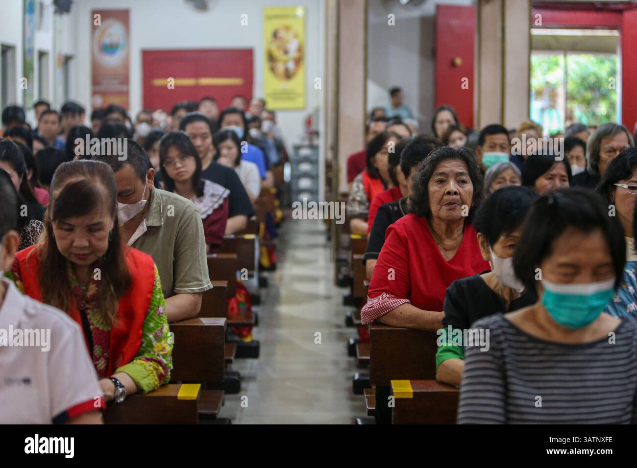 West Jakarta, Jakarta, Indonesia. 18th Apr, 2025. Catholics attend a ...