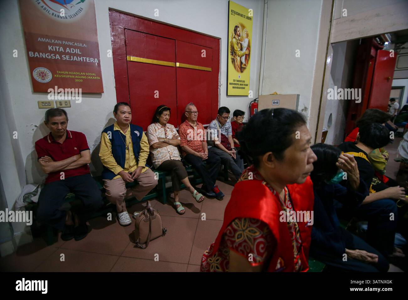 West Jakarta, Jakarta, Indonesia. 18th Apr, 2025. Catholics attend a ...