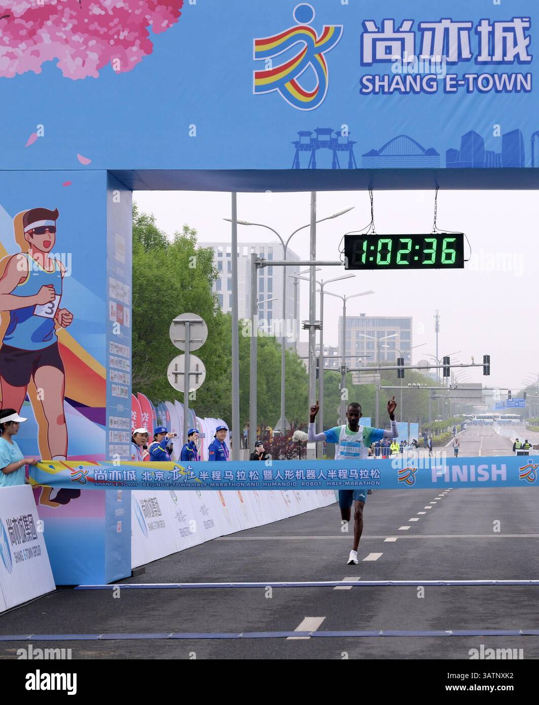 (250419) -- BEIJING, April 19, 2025 (Xinhua) -- Elias Desta of Ethiopia ...