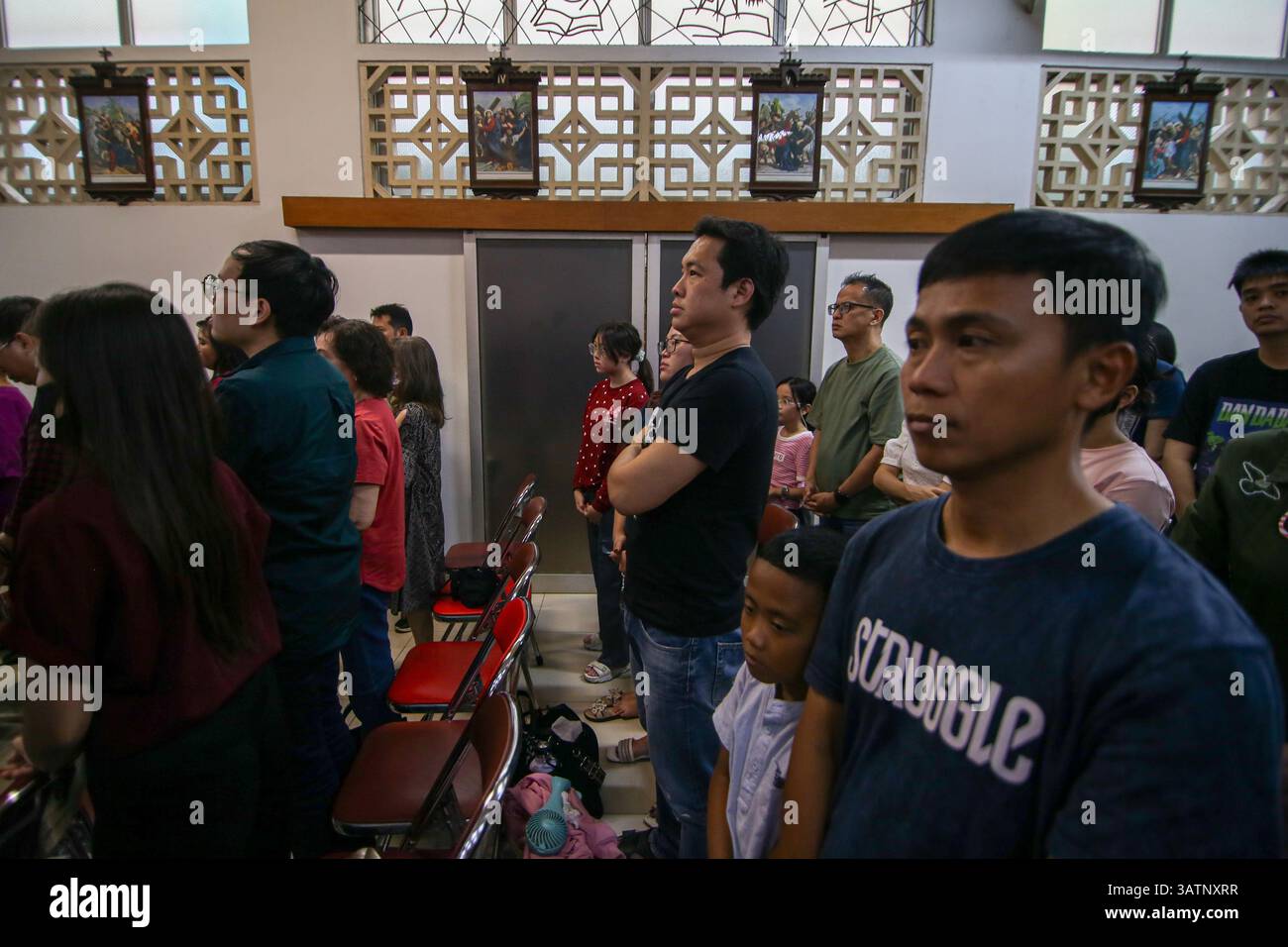 West Jakarta, Jakarta, Indonesia. 18th Apr, 2025. Catholics attend a ...