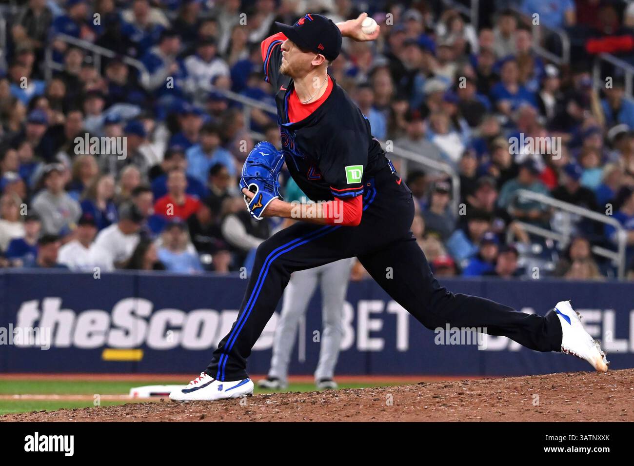 Toronto Blue Jays relief pitcher Jeff Hoffman throws to a Seattle ...