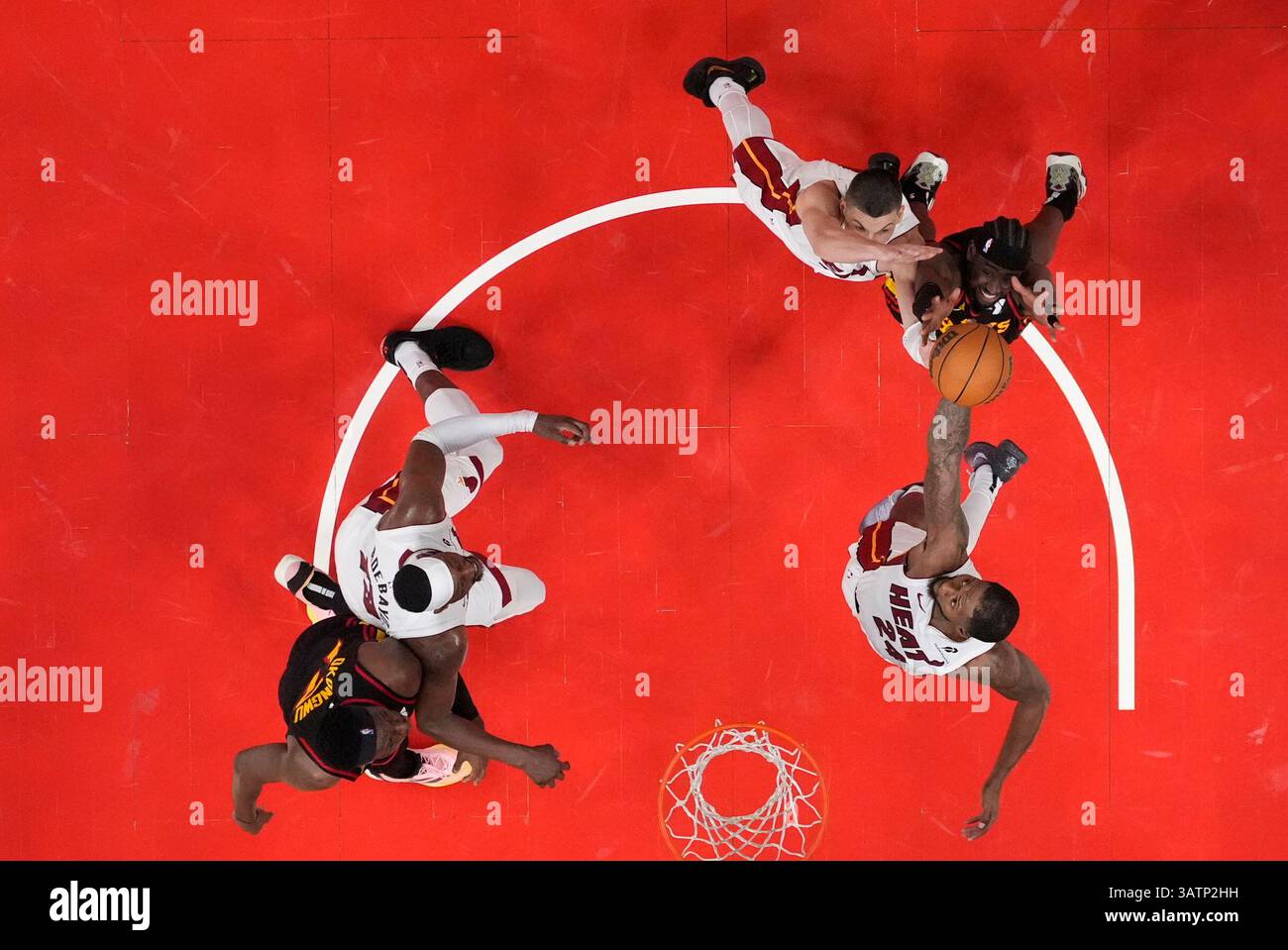 Miami Heat forward Haywood Highsmith (24) fights for the rebound in ...