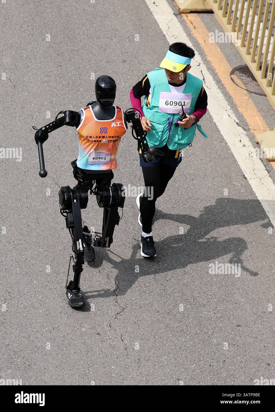 (250419) -- BEIJING, April 19, 2025 (Xinhua) -- Robotic participant ...