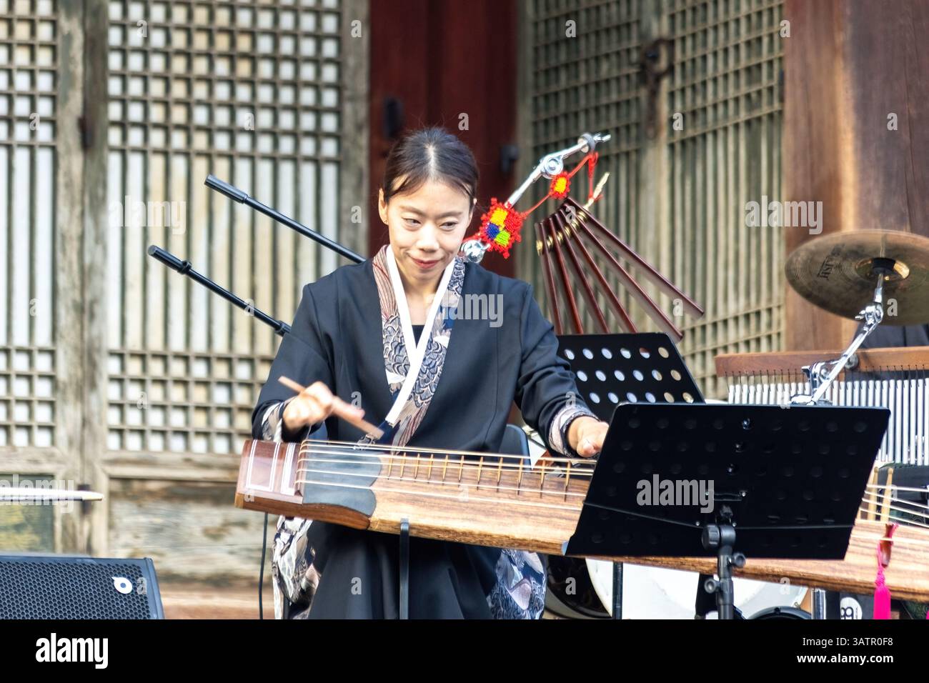 Korean woman playing Gayageum (or Kayagum)., traditional Korean string ...