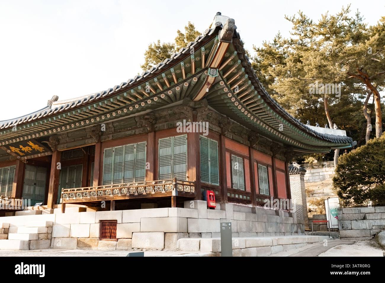 One of the traditional Korean buildings in Deoksugung Palace, Seoul ...