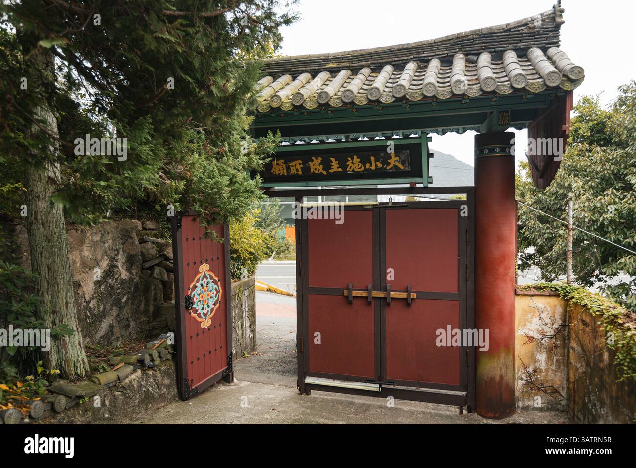Traditional Biddhist temple yard in Busan South Korea Stock Photo - Alamy