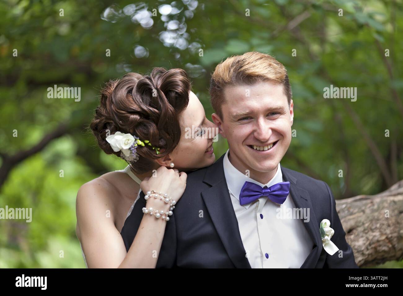 Wedding couple kissing other hi-res stock photography and images - Alamy