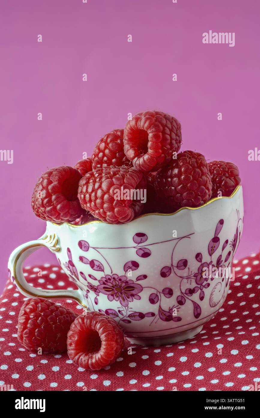 Hand painted coffee mugs hi-res stock photography and images - Alamy