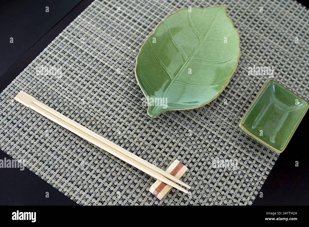 A place setting at a Japanese sushi restaurant Stock Photo - Alamy