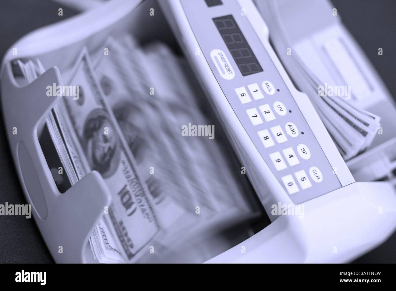 A cash count machine counts US 100 dollar bills Stock Photo - Alamy