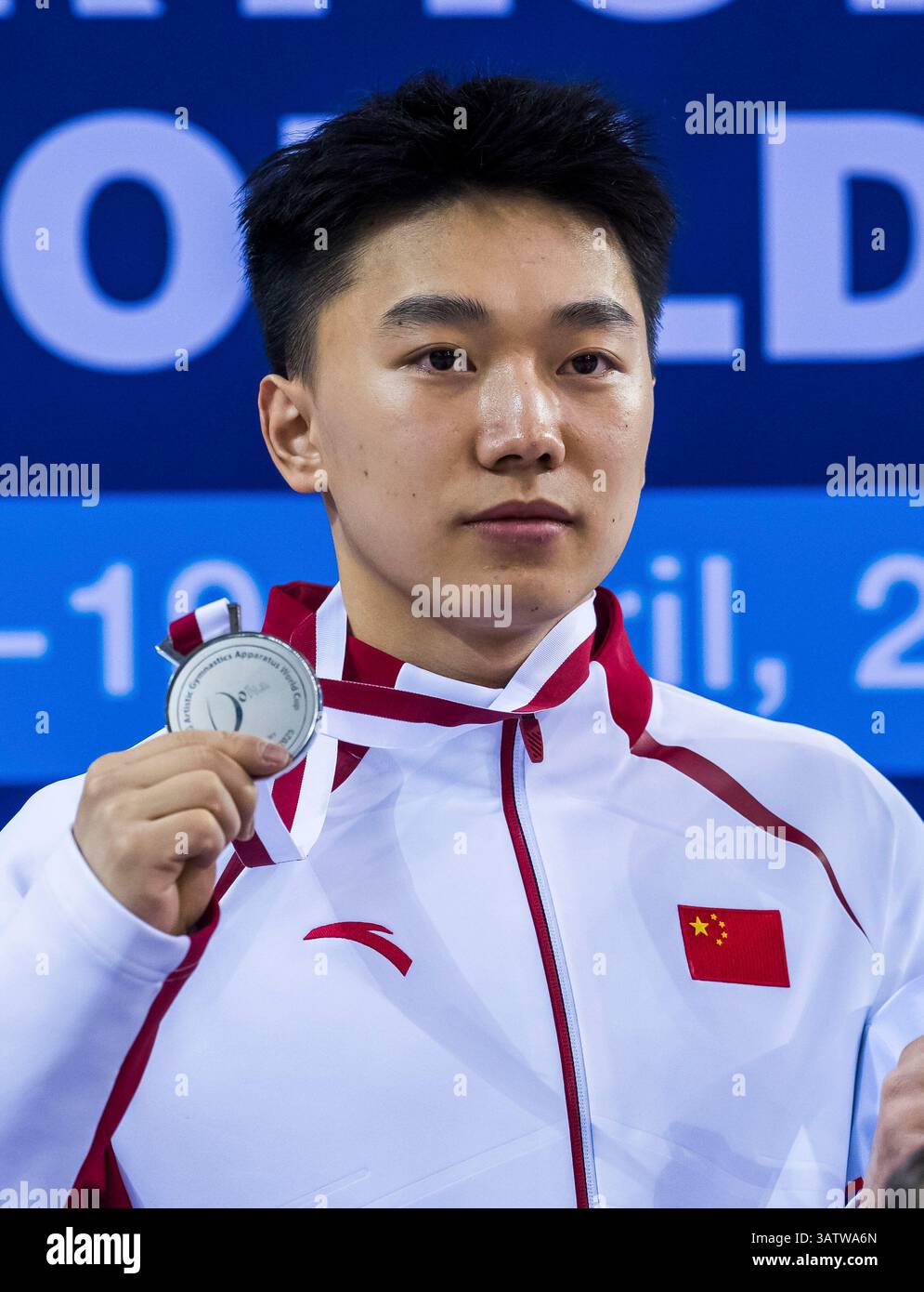 (250419) -- DOHA, April 19, 2025 (Xinhua) -- Silver medalist Hong ...