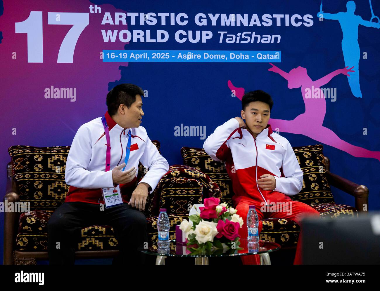 (250419) -- DOHA, April 19, 2025 (Xinhua) -- Hong Yanming (R) of China ...