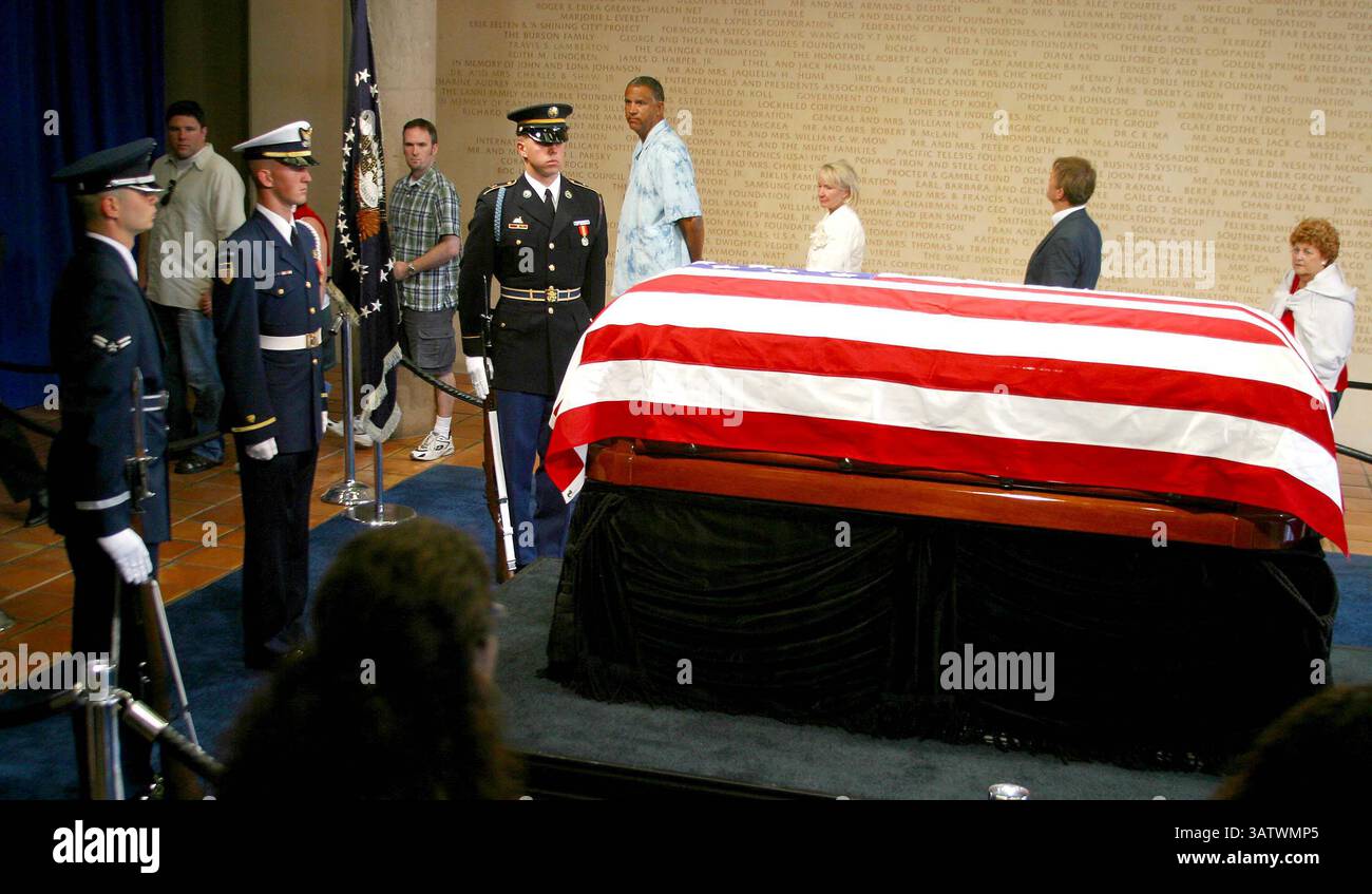 June 7, 2004 - Simi Valley, CALIFORNIA, USA - MOURNERS WALK PAST THE ...