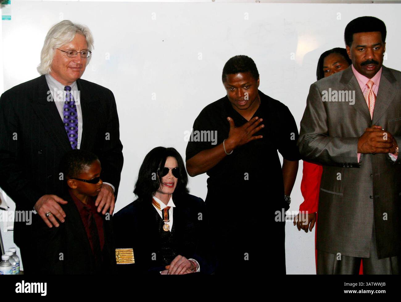Aug. 15, 2004 - Los Angeles, CALIFORNIA, USA - K38713MR.MICHAEL JACKSON ...