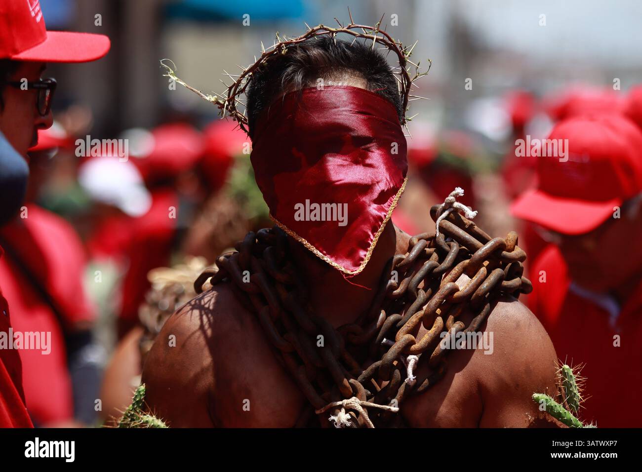 Atlixco, Mexico. 18th Apr, 2025. A penitent hooded carry heavy chains ...