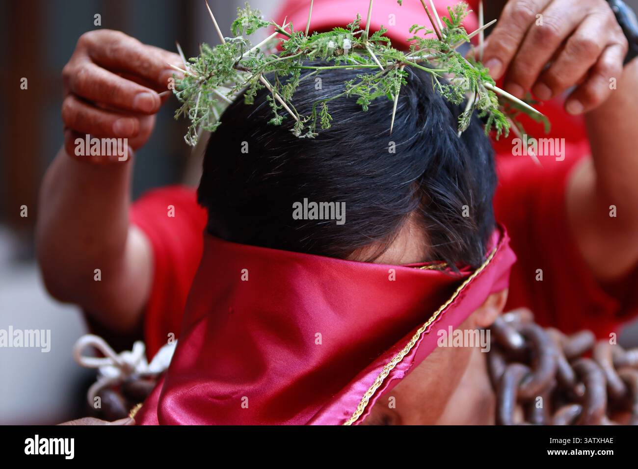 Atlixco, Mexico. 18th Apr, 2025. A penitent hooded carry heavy chains ...