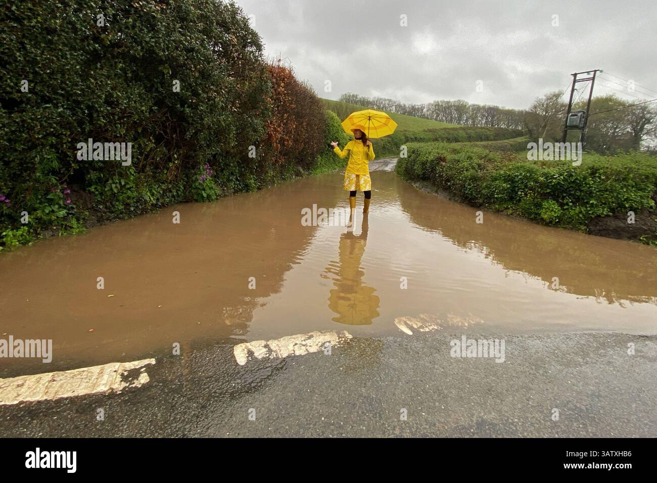 Dunsford, Devon, UK. 19th Apr, 2025. UK Weather: Flooded lanes after ...